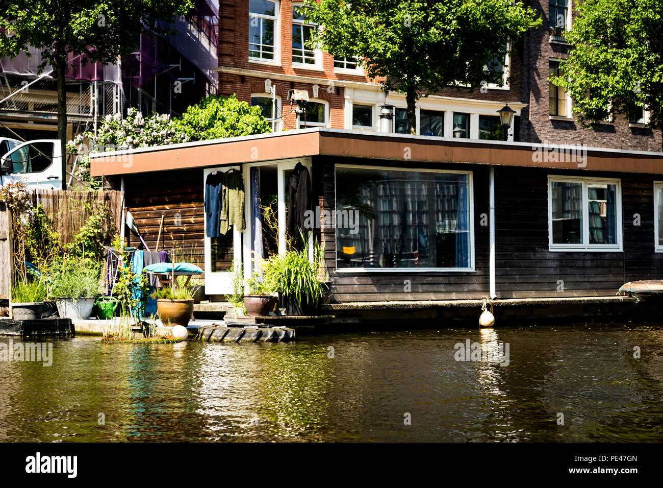 Floating houses modern houseboat hi-res stock photography and images ...
