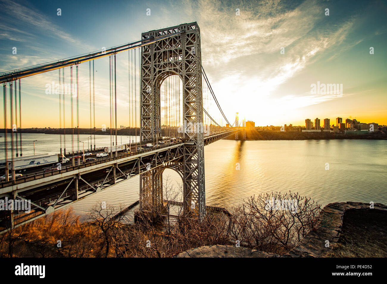 George washington bridge and manhattan skyline hi-res stock photography ...
