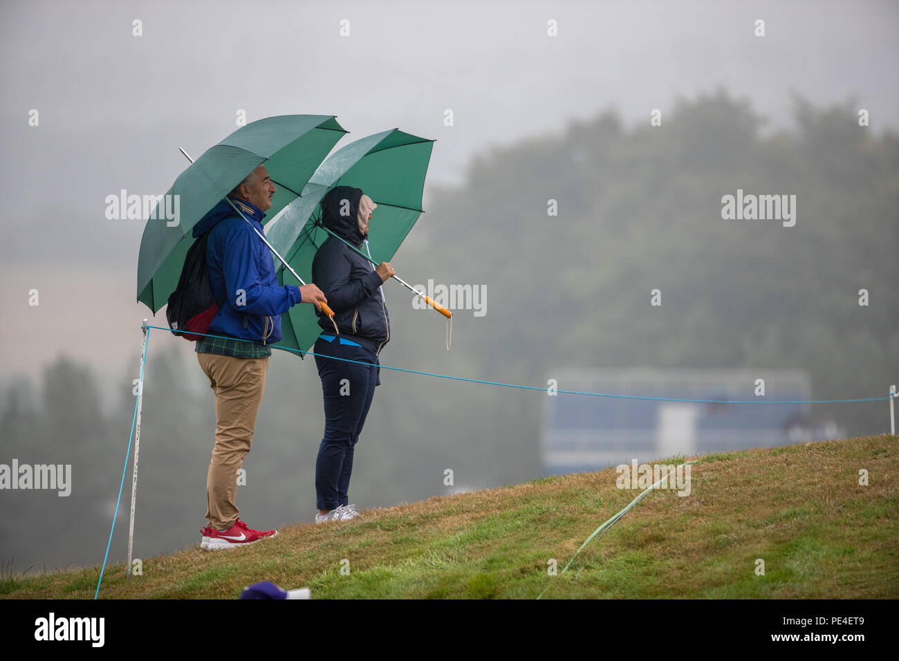 Taking cover from rain hi-res stock photography and images - Alamy