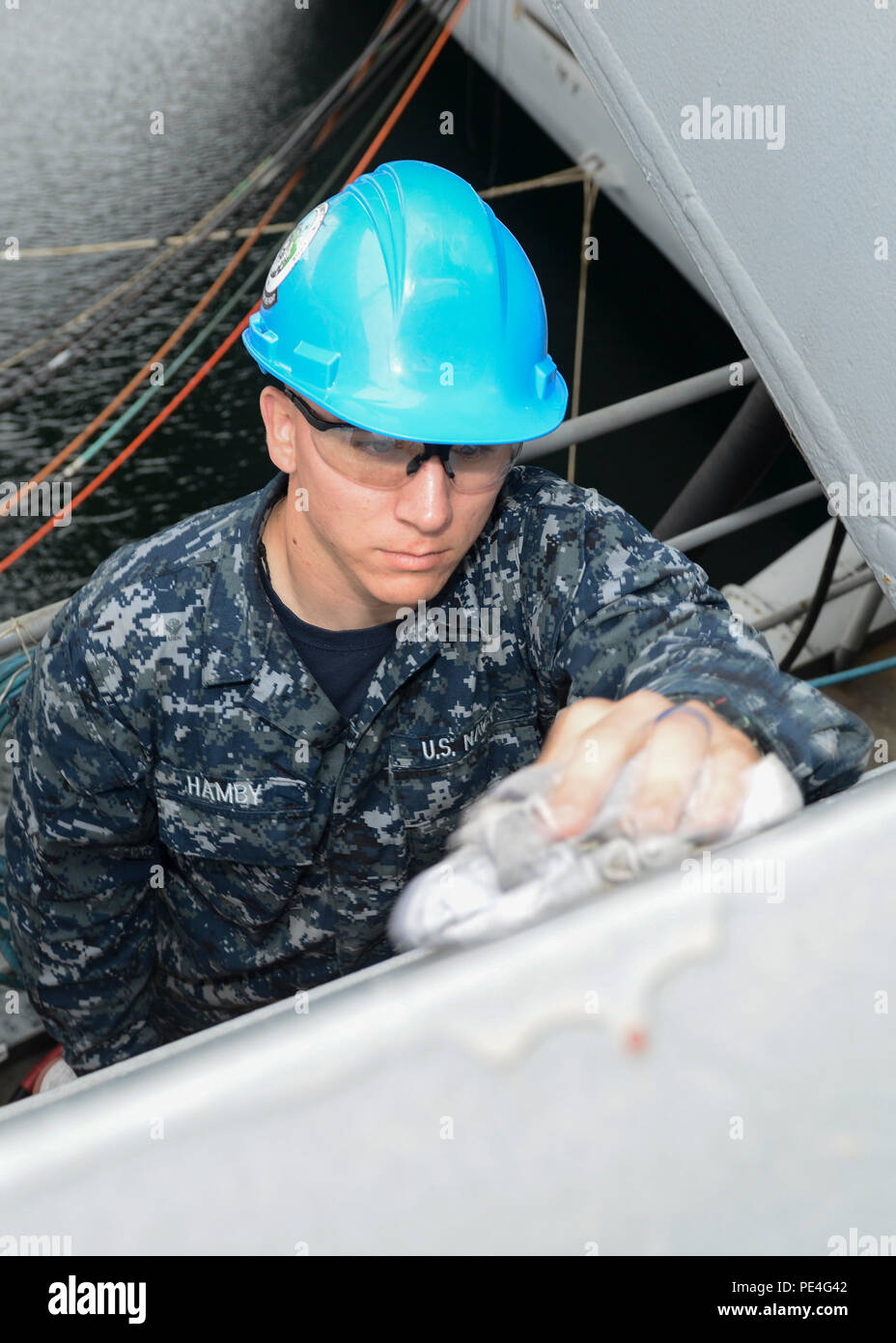 150908-UM507-028 NAVAL BASE KITSAP-BREMERTON, Wash. (Sept. 8, 2015 ...