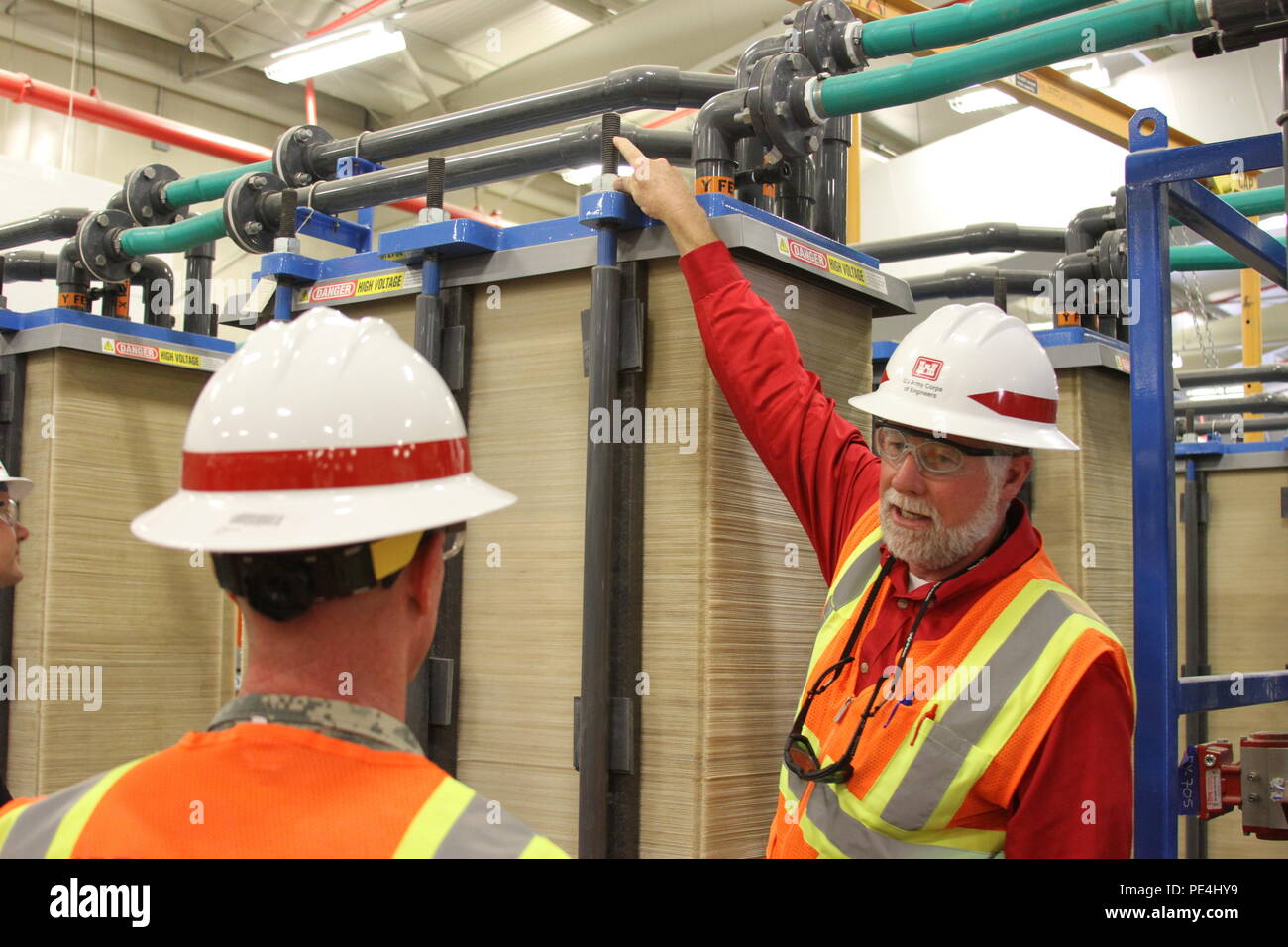 USACE construction representative Dan Cook explains the EDR technology ...