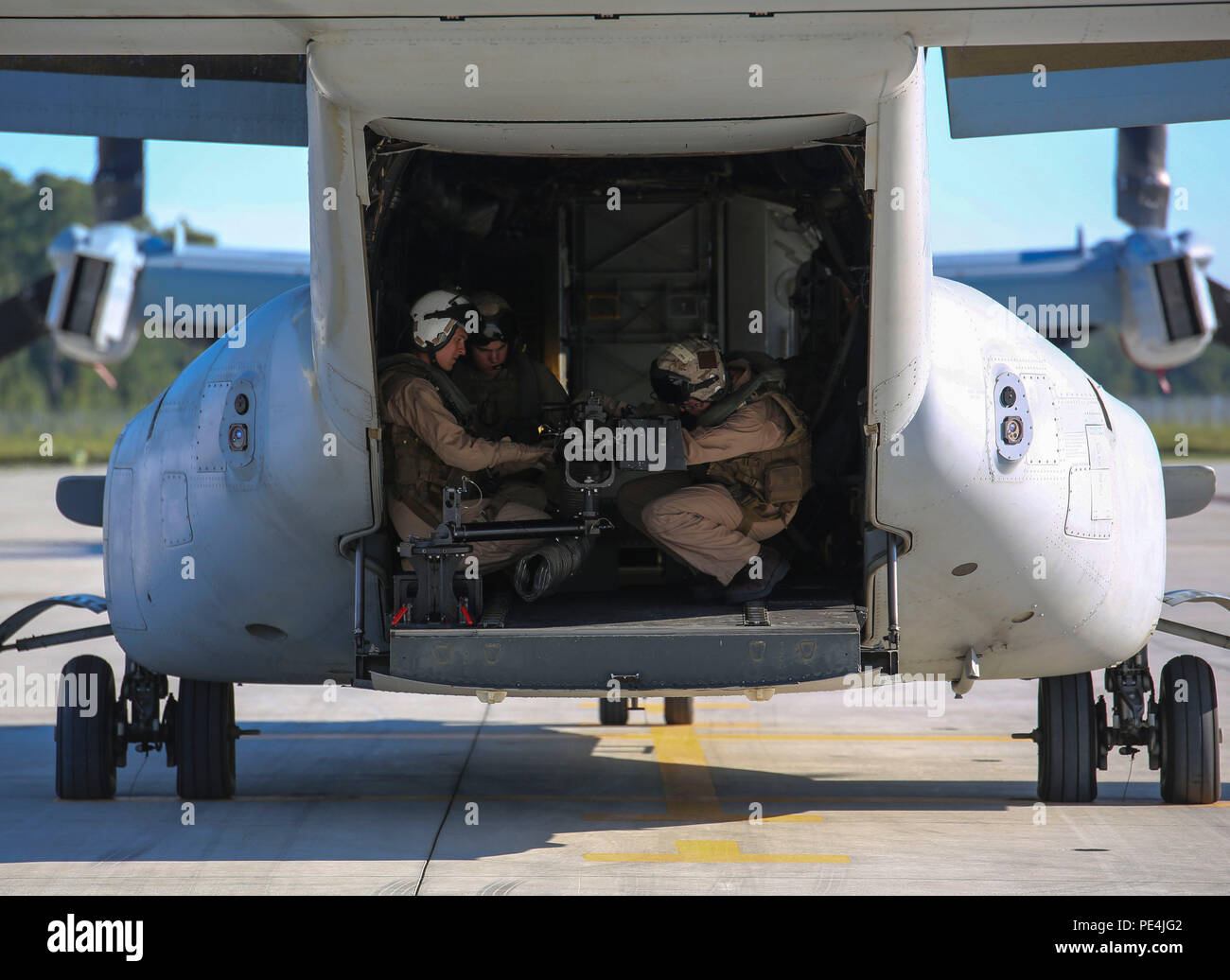 Marines with Marine Medium Tiltrotor Squadron 365 assemble a GAU-16 .50 ...