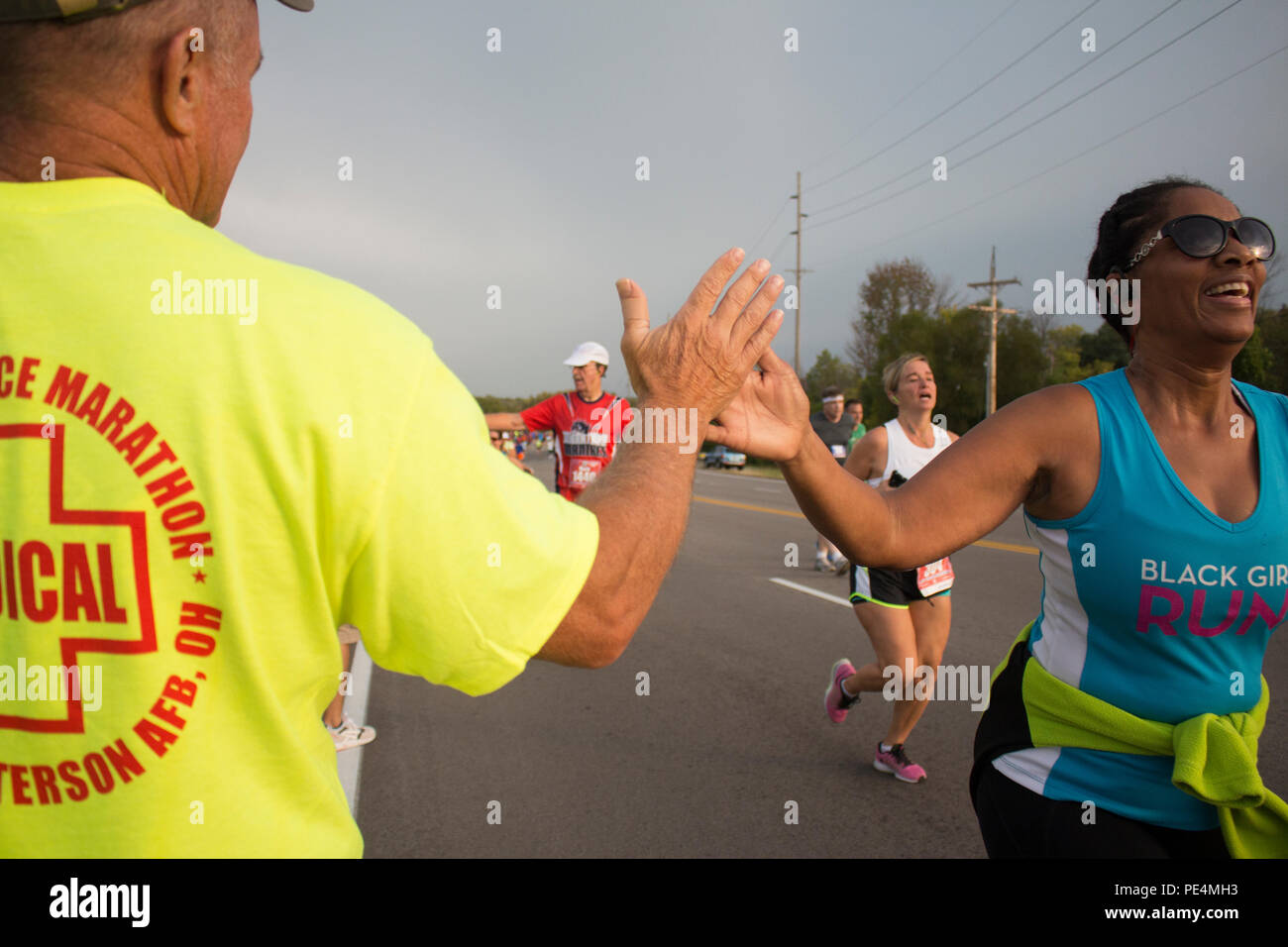 Volunteers cheer on runners hi-res stock photography and images - Alamy