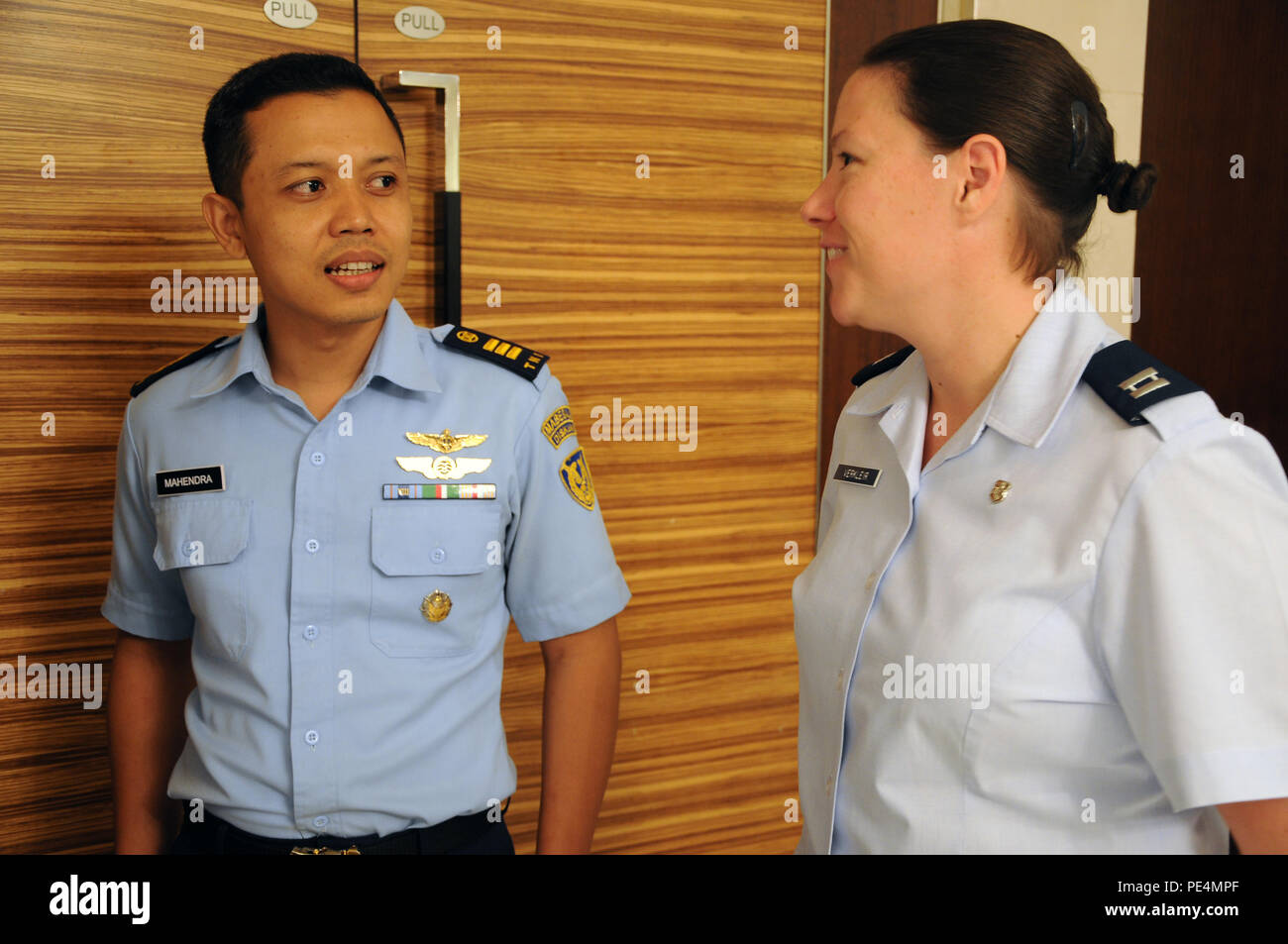Capt. Jodi Verklier, U.S. Air Force medical planner and Tentara ...