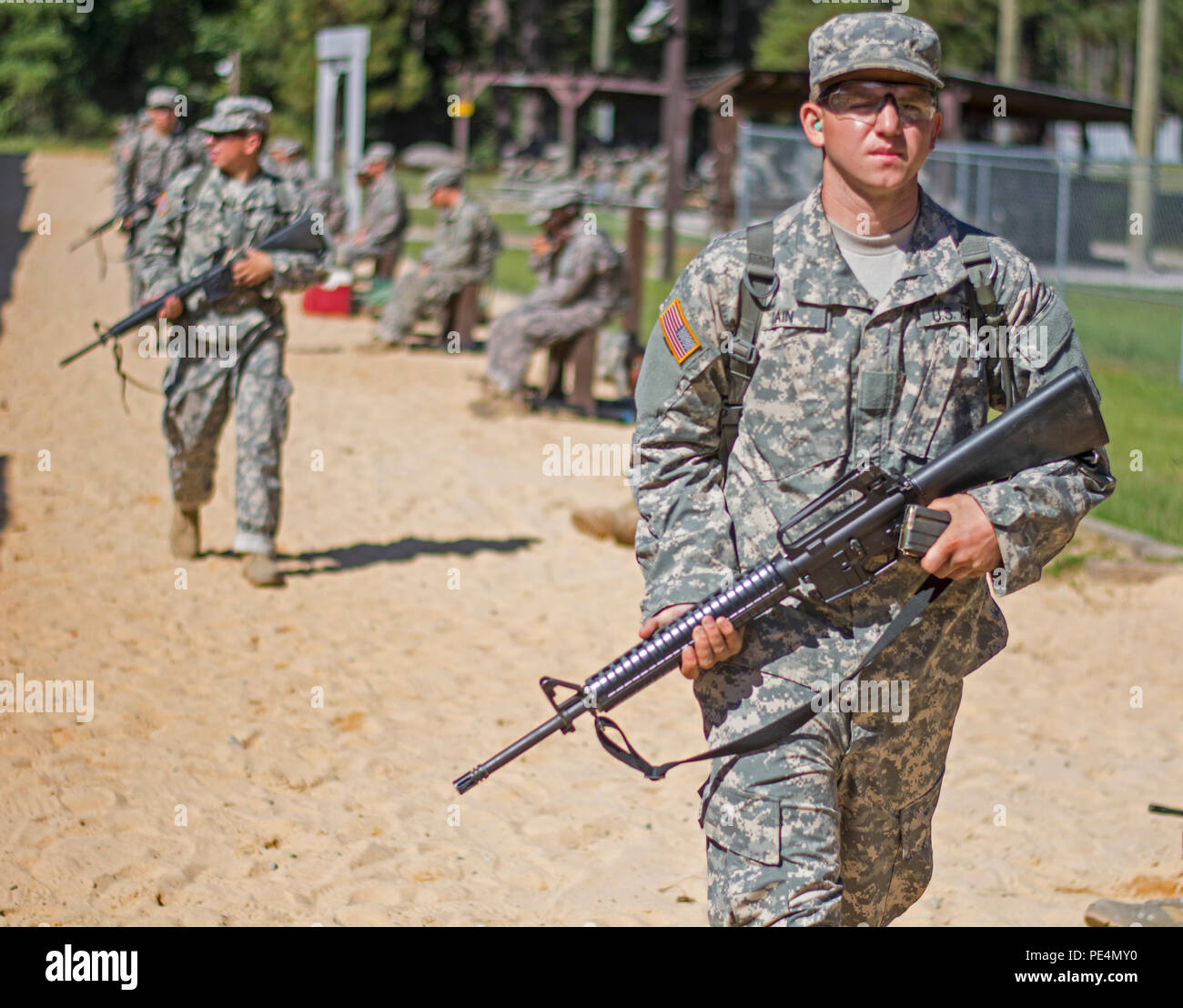 U.S. Army privates in basic training move to their firing positions ...