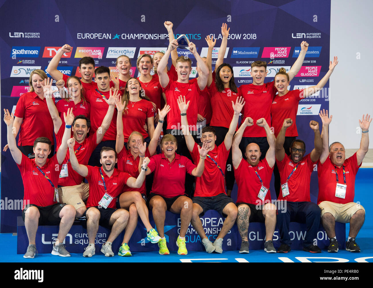 Great Britain team members celebrate winning the diving best team ...