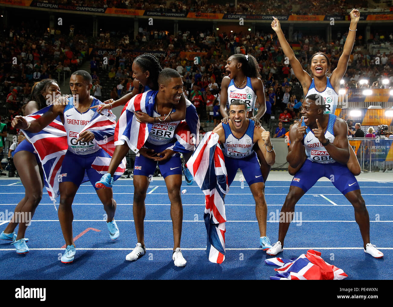 Womens relay teams celebrate hi-res stock photography and images - Alamy
