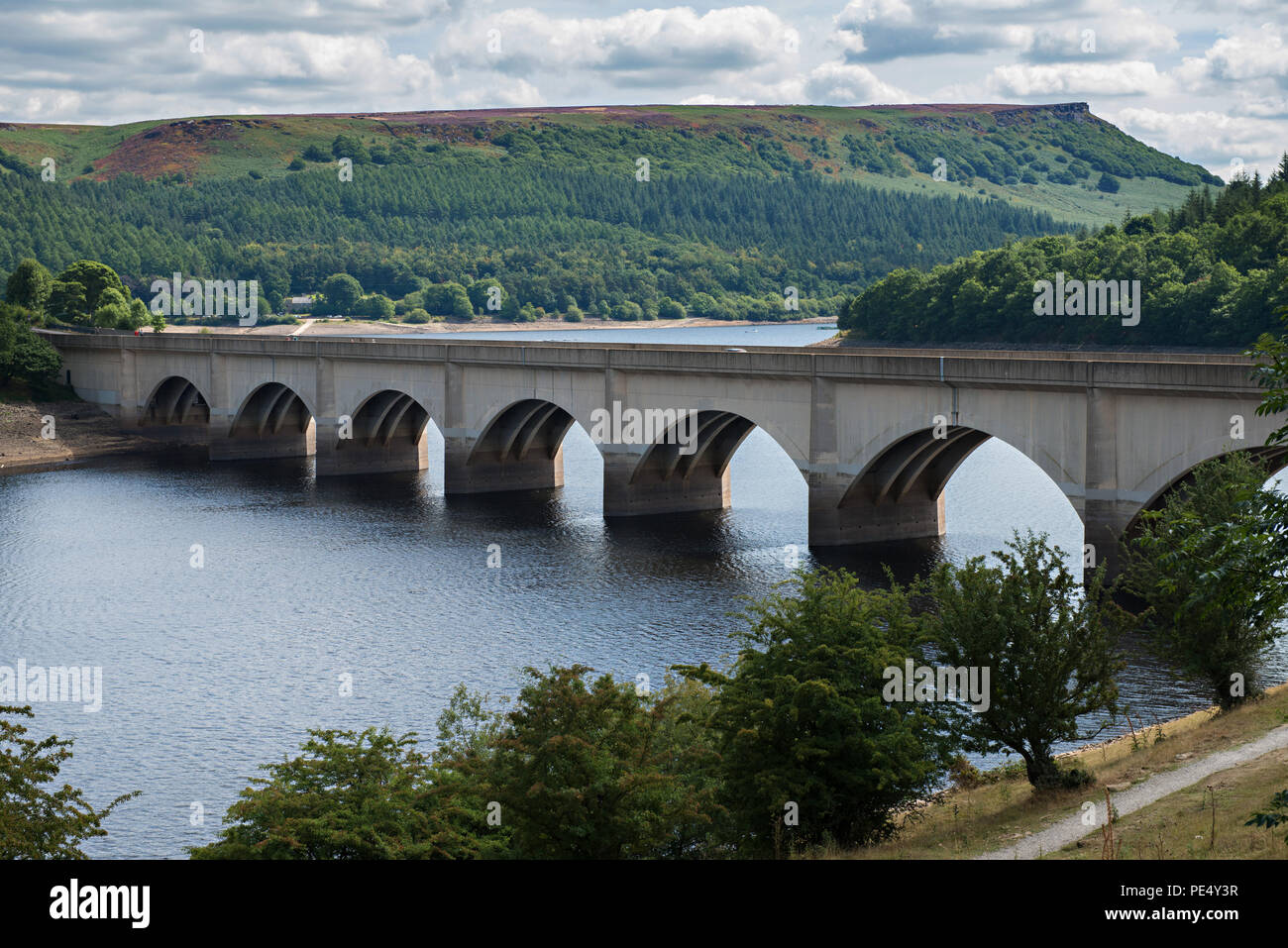 The beautiful ladybower viaduct bridge and Ladybower reservoir near ...