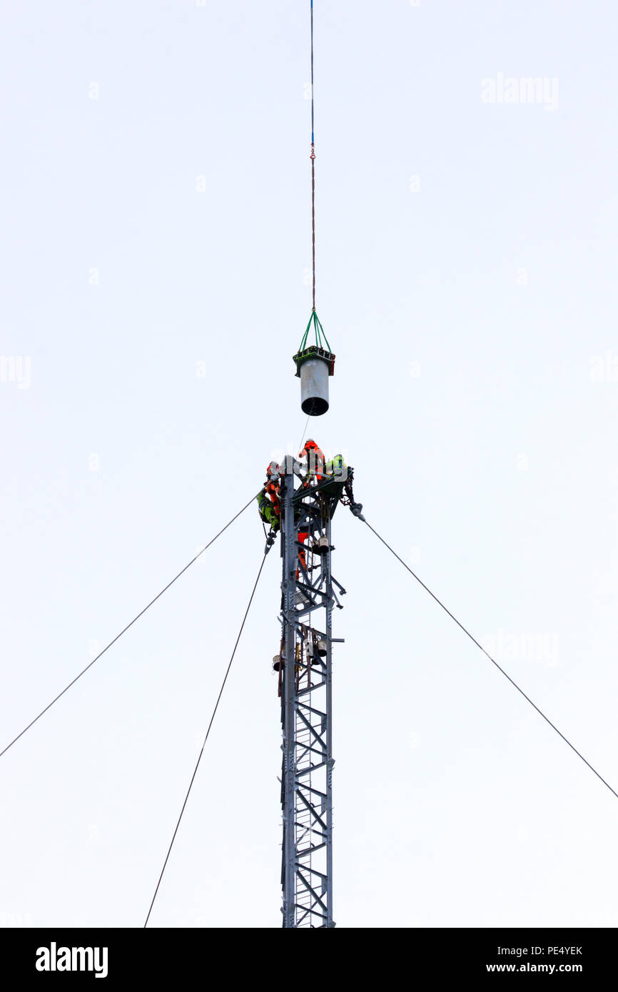Installation of Emley Moor's temporary 2nd mast Stock Photo - Alamy