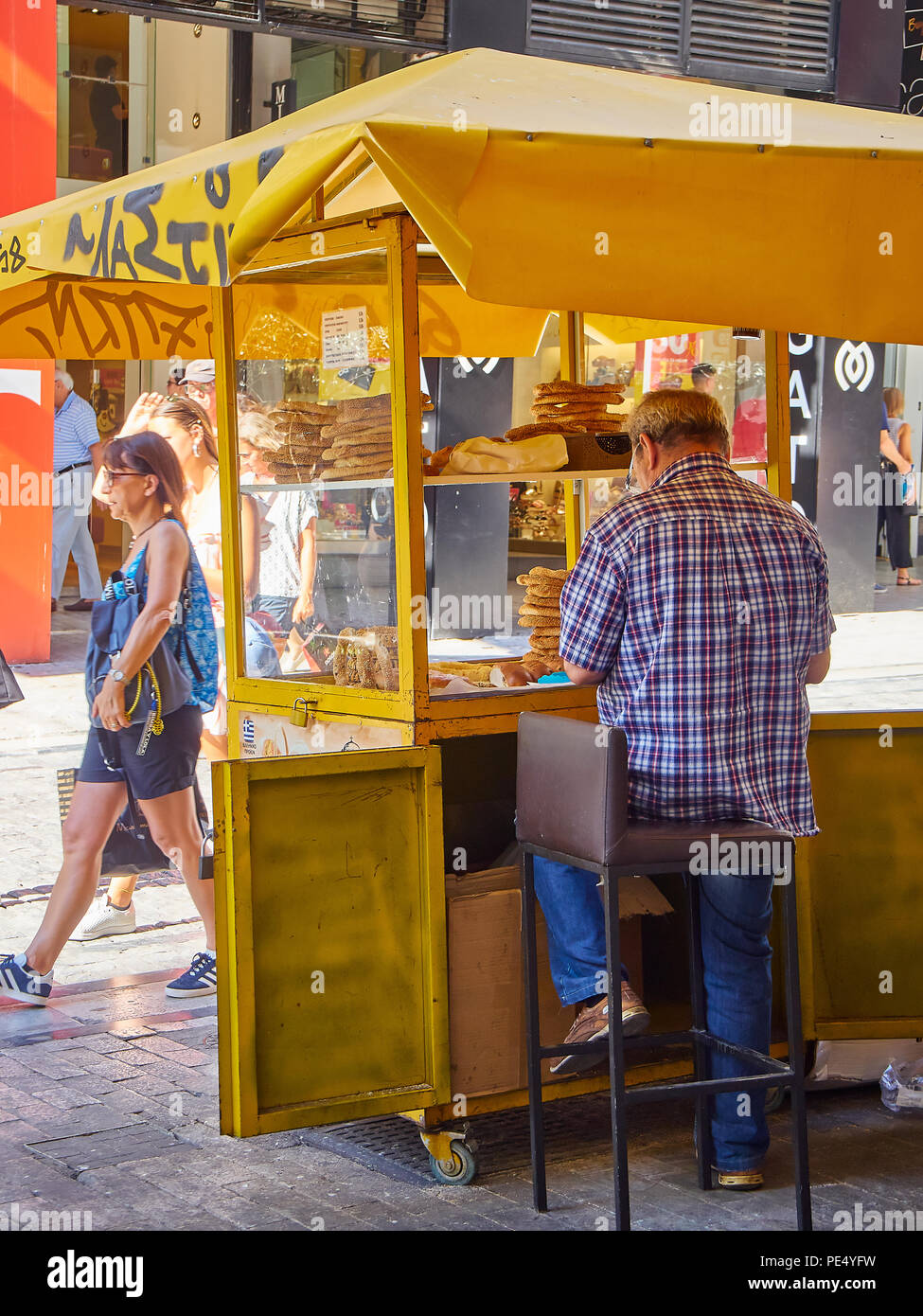 Doughnut vendor hi-res stock photography and images - Alamy