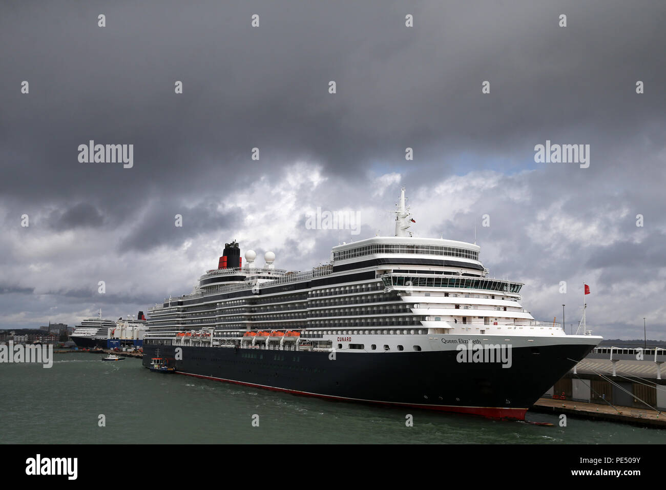 the Cunard Queen Elizabeth cruise ship in Southampton Dock. picture by ...