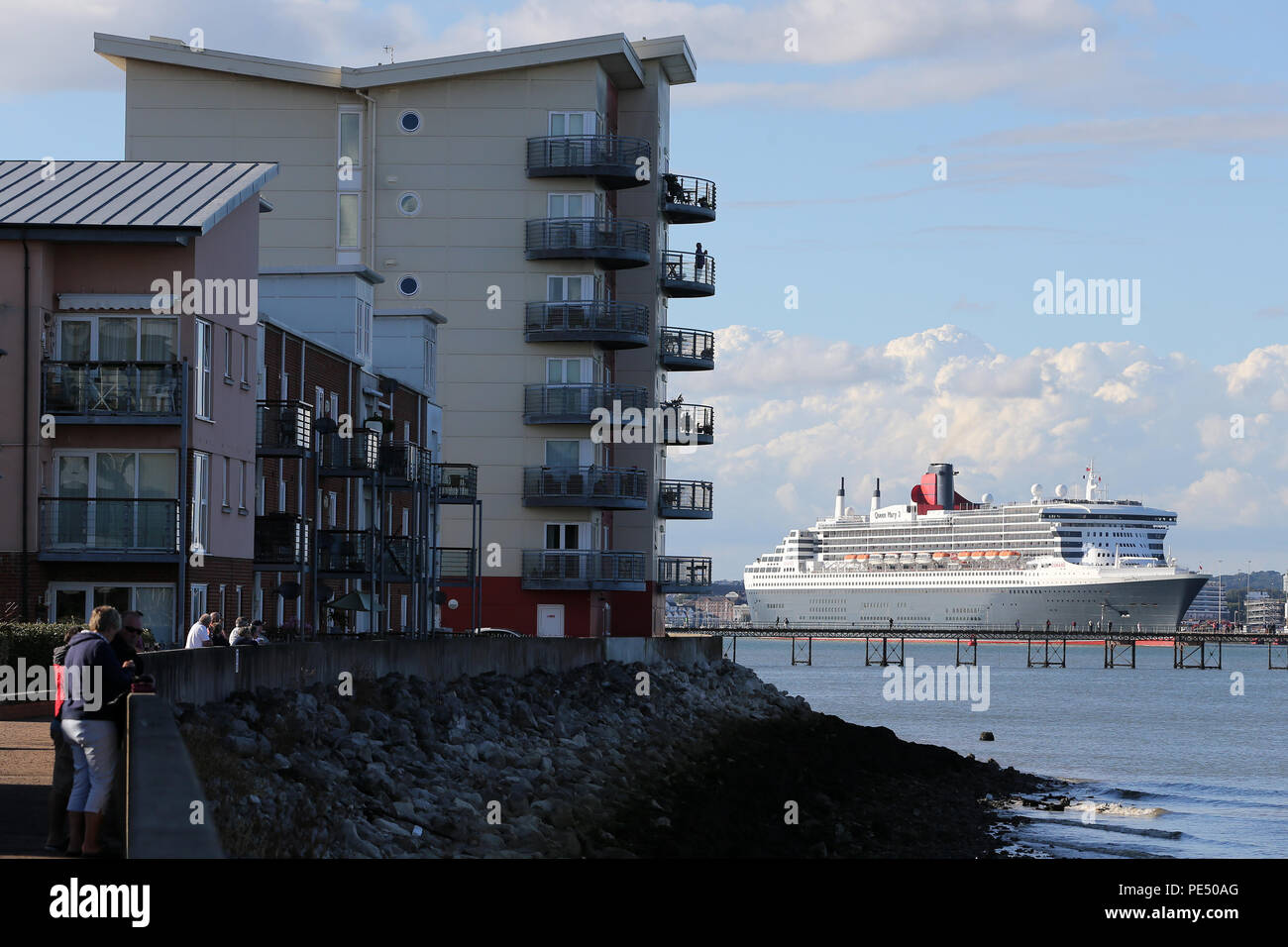 the Cunard Queen Mary 2 cruise ship leaves Southampton Dock . picture ...