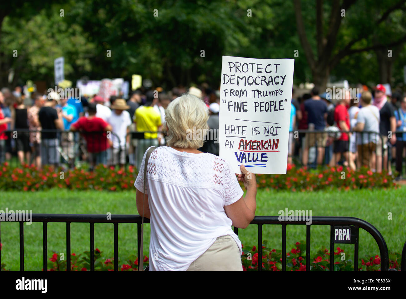 Protesters holding protest signs hi-res stock photography and images ...