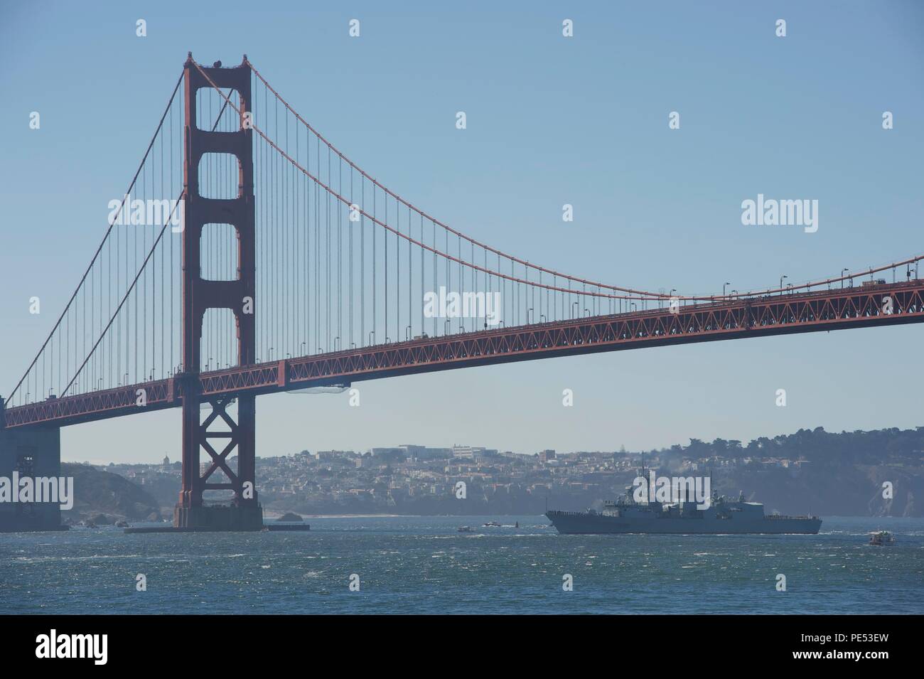 SAN FRANCISCO, Calif. (Oct. 9, 2015) – The Canadian patrol frigate HMCS ...