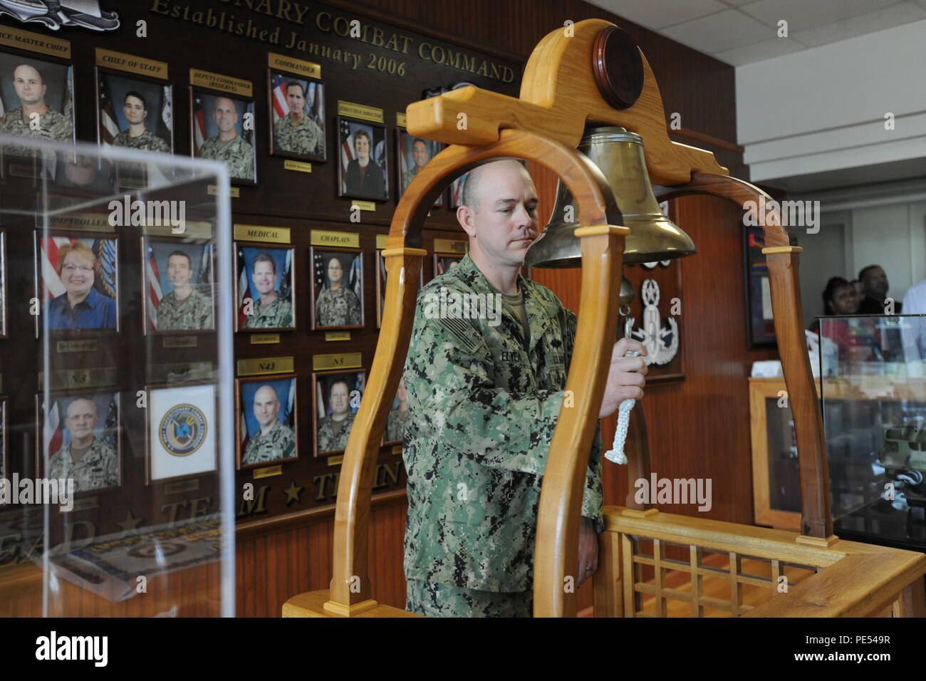 151013-N-MD11- 009 VIRGINIA BEACH, Va. (Oct. 13, 2015) Senior Chief ...