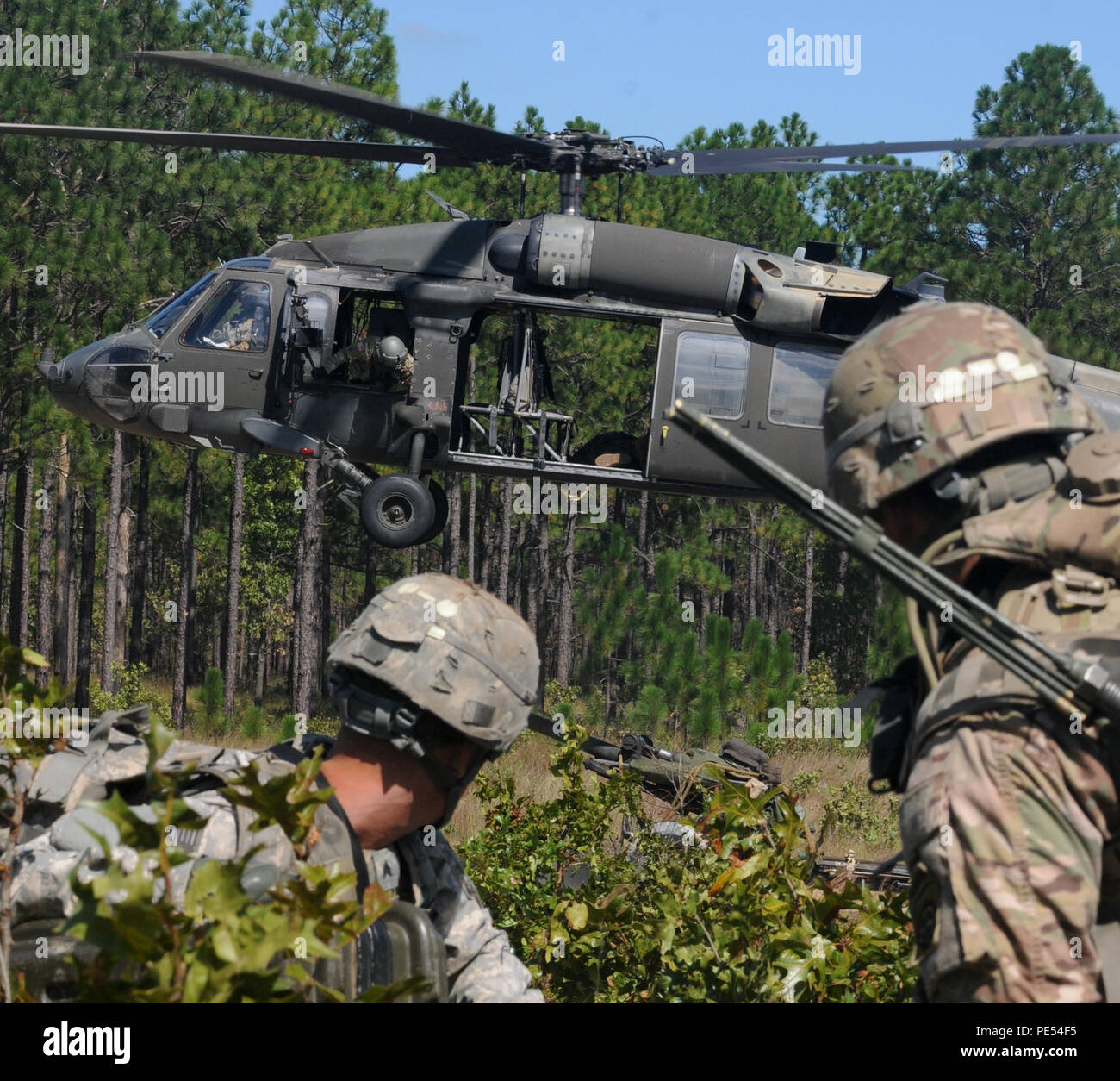Airborne artillerymen, assigned to 1st Battalion, 319th Airborne Field ...