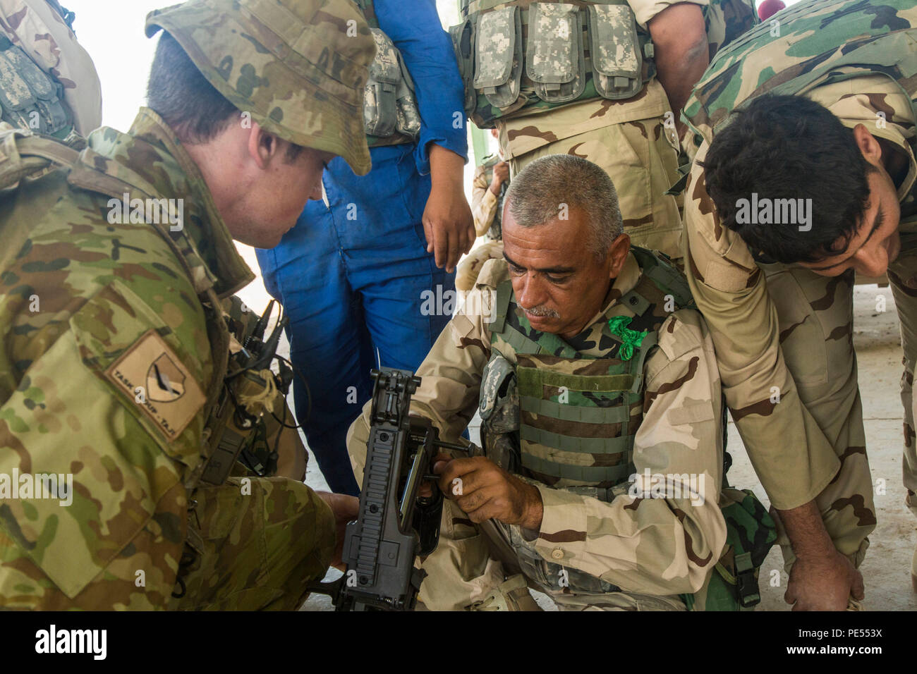 An Australian soldier assigned to Task Group Taji teaches Iraqi ...