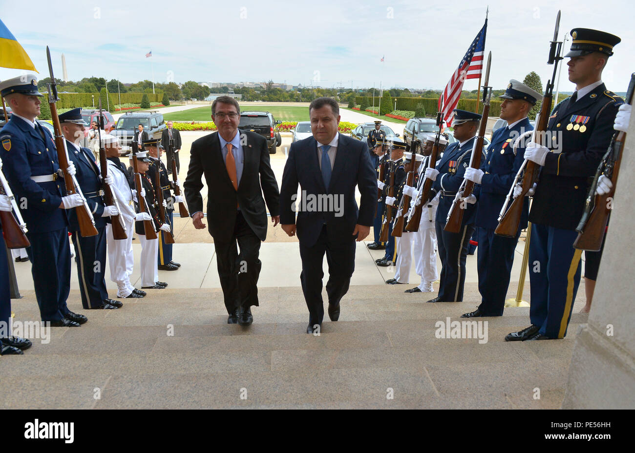Secretary of Defense Ash Carter hosts an honor cordon to welcome ...