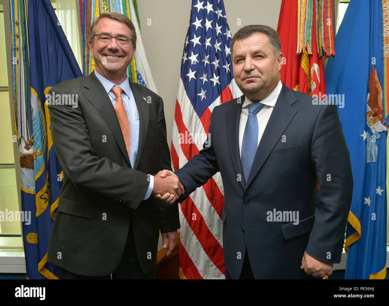 Secretary of Defense Ash Carter hosts an honor cordon to welcome ...