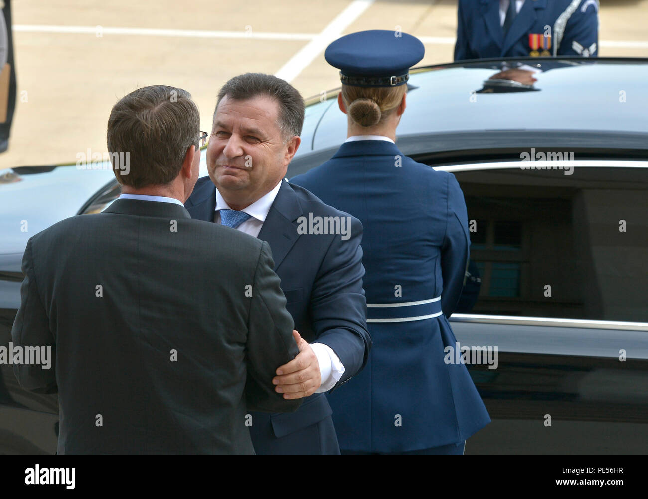 Secretary of Defense Ash Carter embraces Ukraine's Minister of Defense ...
