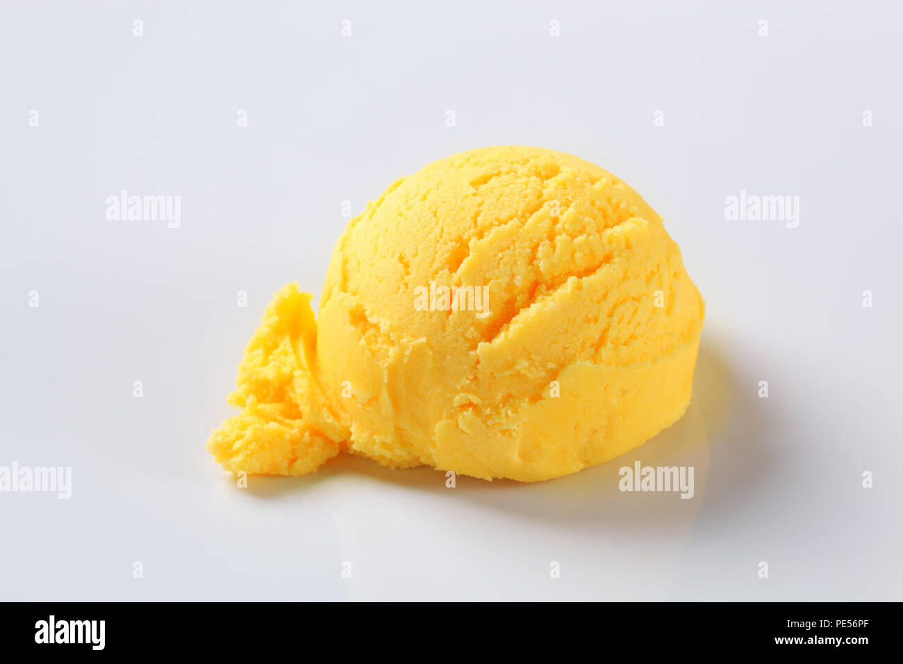 Scoop of mango ice cream Stock Photo - Alamy