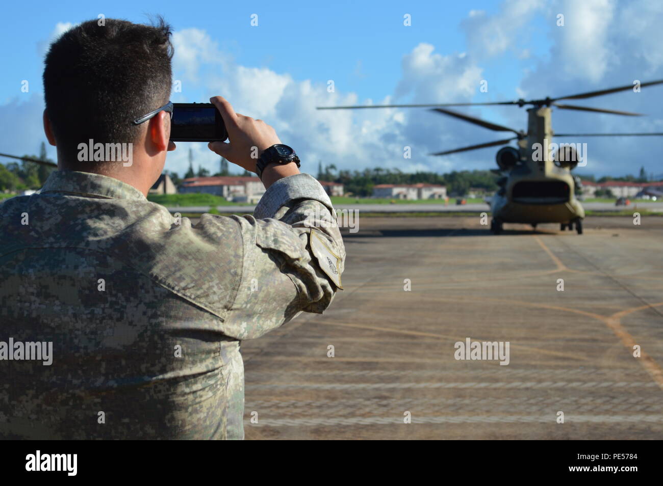 A New Zealand gunner with the 163rd Battery, 16th Field Regiment, Royal ...