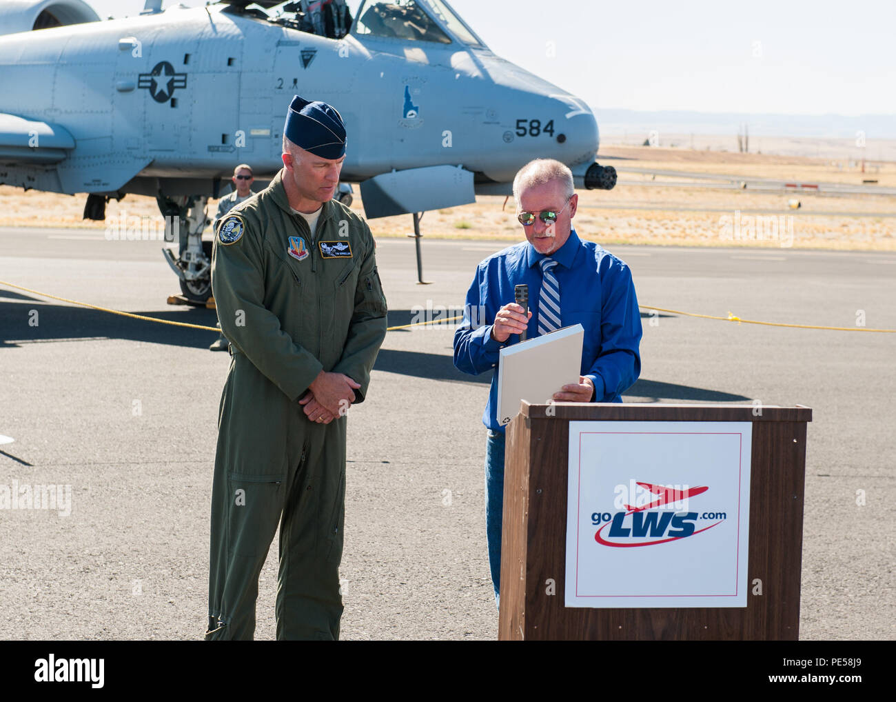 Mayor Jim Kleeburg (right), Lewiston, Idaho, presents a plaque to Col ...