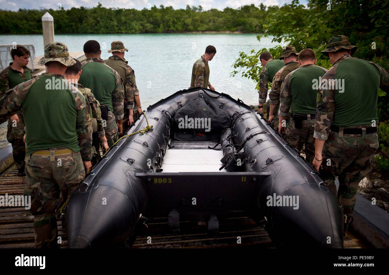 U.S. Marines with 1st Raider Battalion Marine Special Operations Team ...