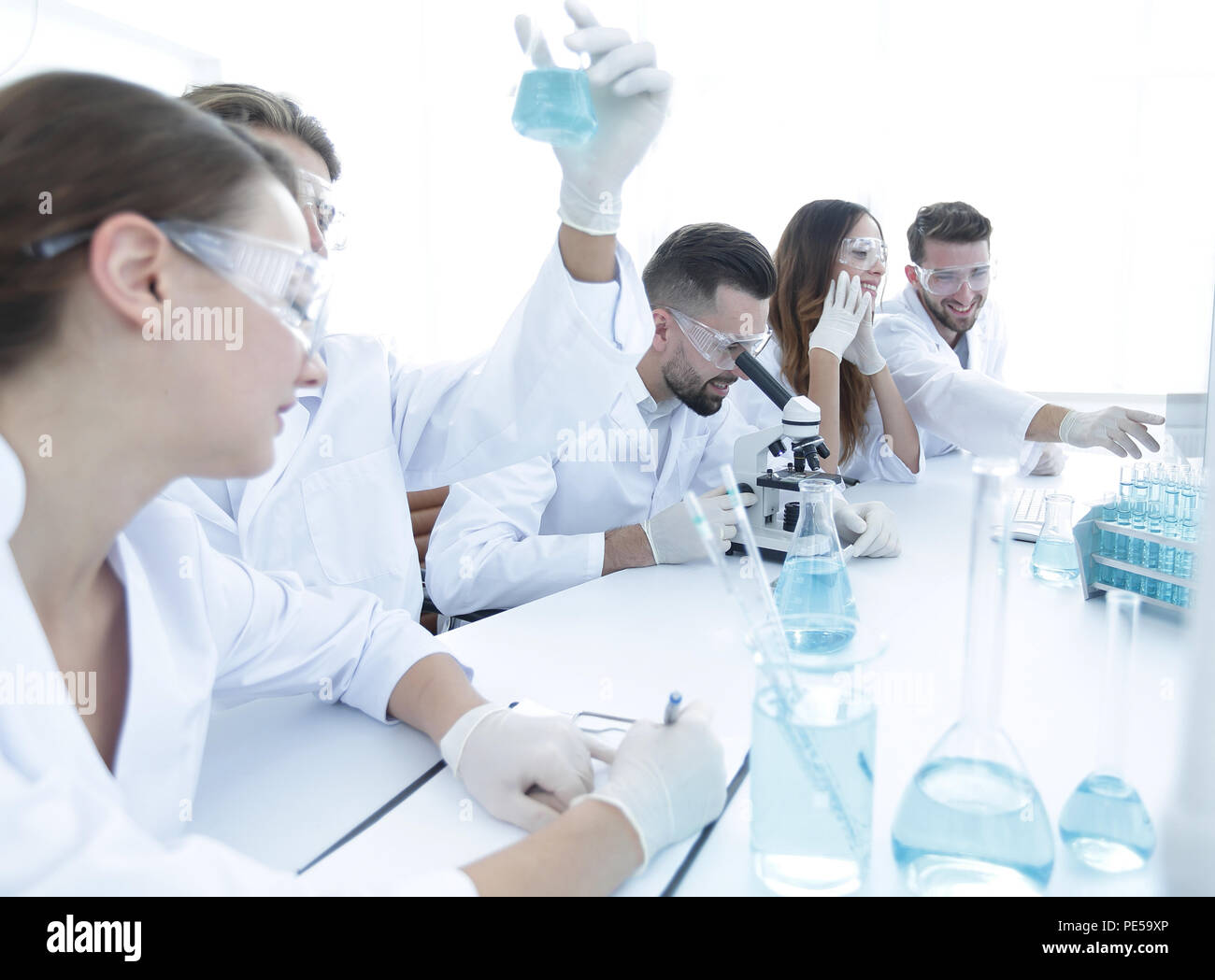Microbiologists hi-res stock photography and images - Alamy