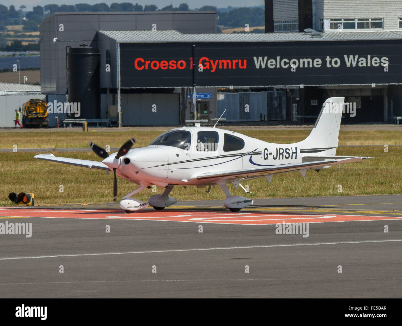 Aircraft taxing hi-res stock photography and images - Alamy