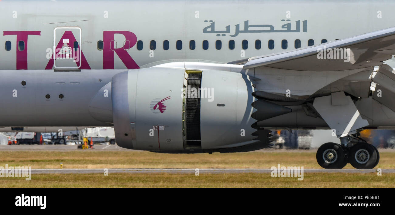Boeing 787 dreamliner braking on hi-res stock photography and images ...