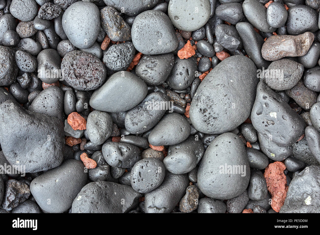 Wet pebbles texture hi-res stock photography and images - Alamy