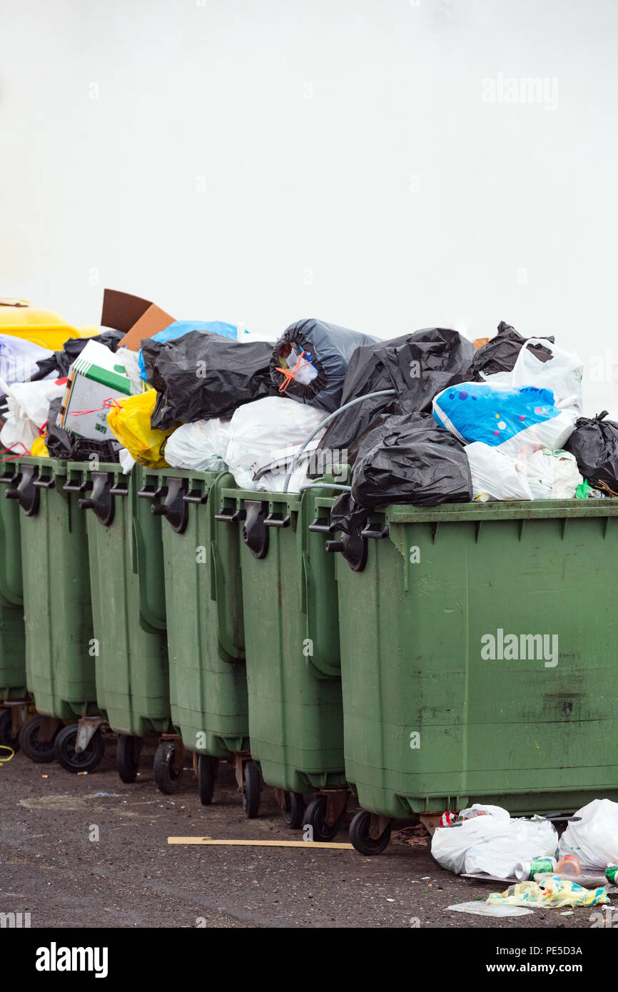 Overflow dumpster hi-res stock photography and images - Alamy