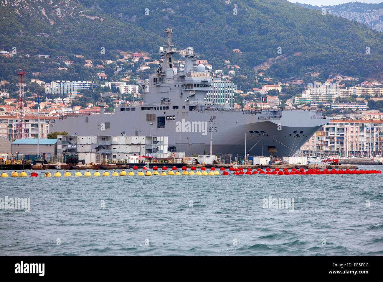 Large amphibious assault ship hi-res stock photography and images - Alamy