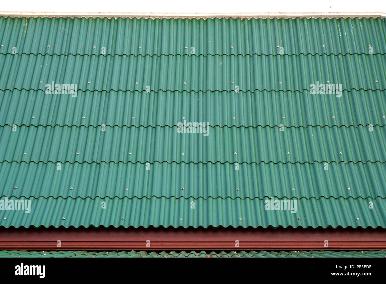 green corrugated metal roof. background and texture Stock Photo - Alamy