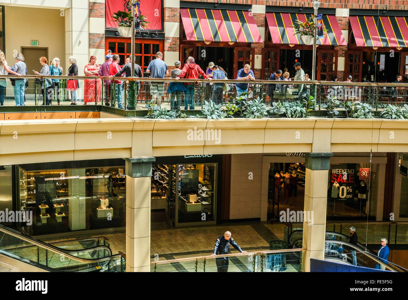 Mall goers hi-res stock photography and images - Alamy