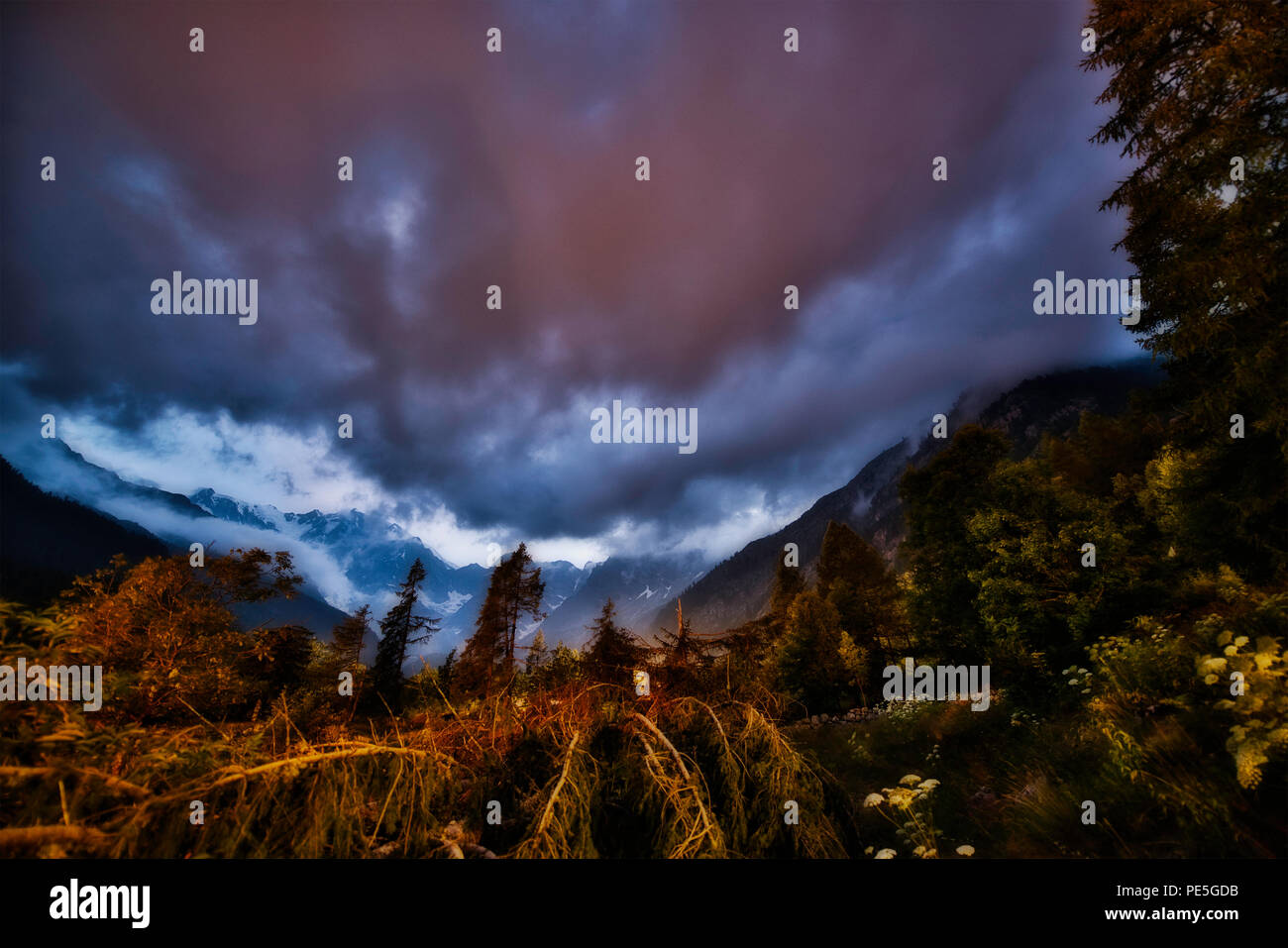 Dark foreground shadow hi-res stock photography and images - Alamy