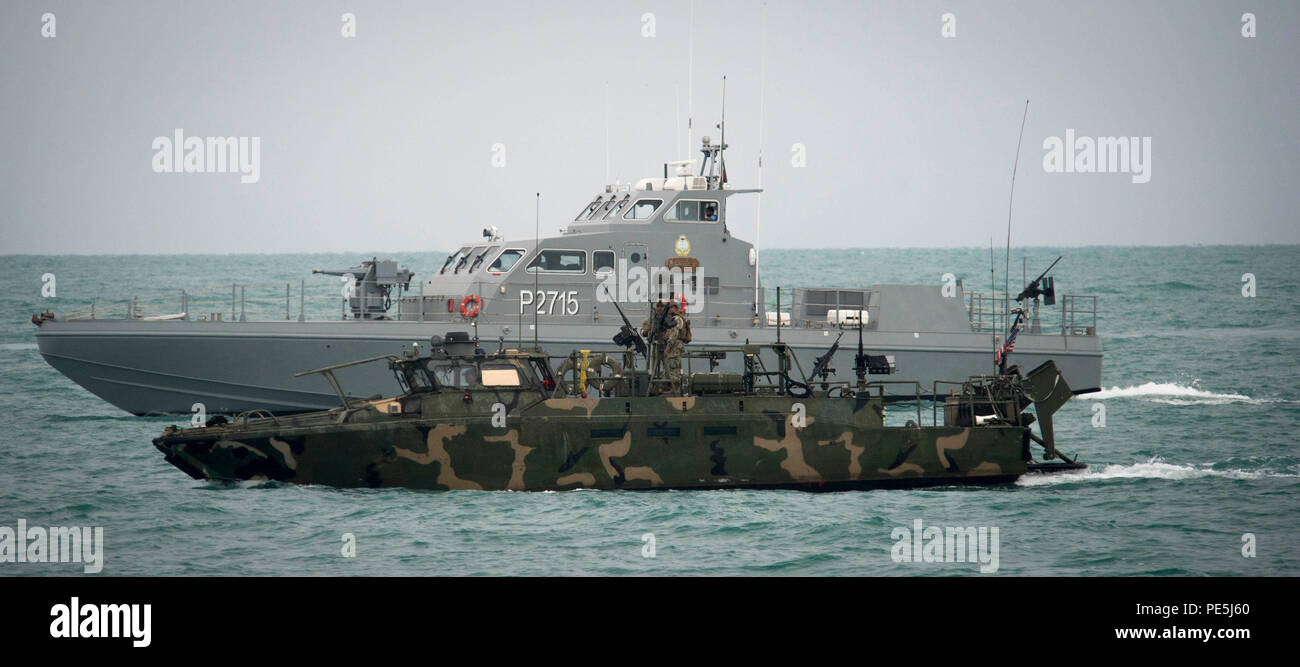 151103-N-CJ186-936 ARABIAN GULF (Nov. 3, 2015) Commander, Task Group ...