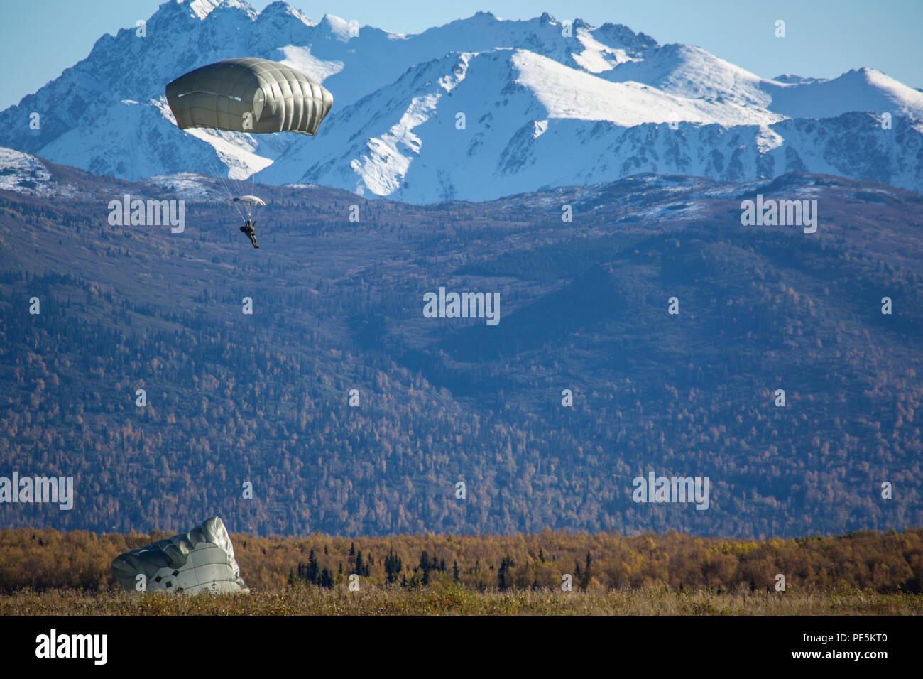 T 11 advanced tactical parachute system hi-res stock photography and ...
