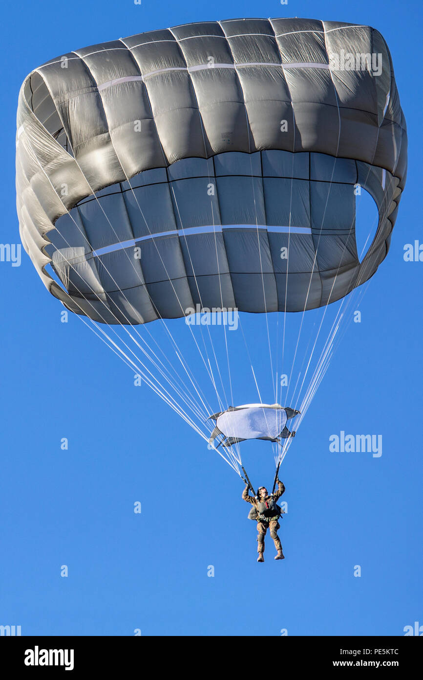 T 11 advanced tactical parachute system hi-res stock photography and ...