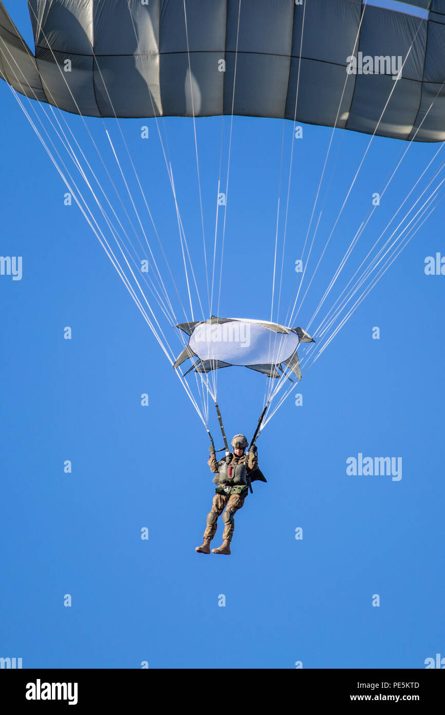 T 11 advanced tactical parachute system hi-res stock photography and ...