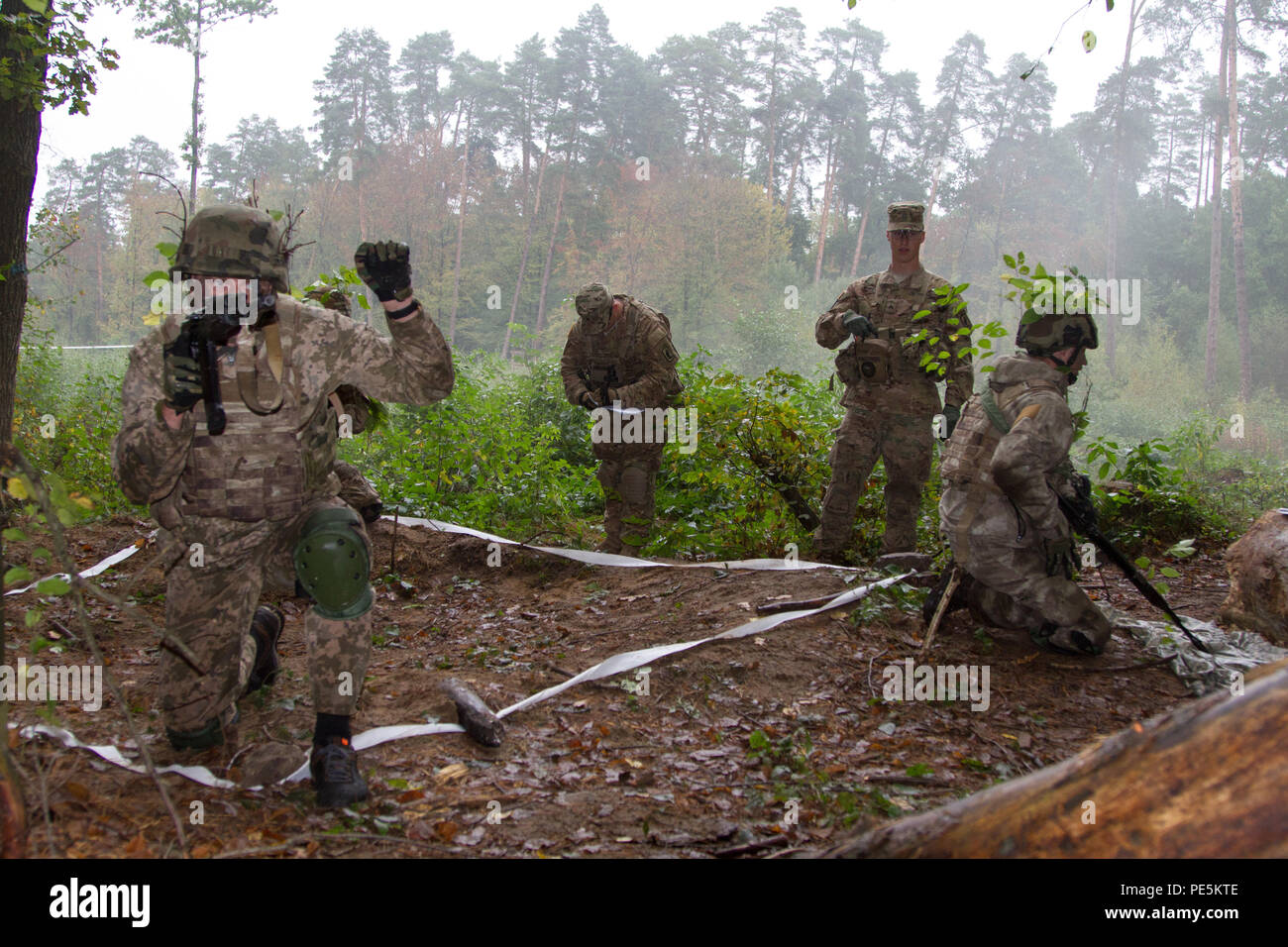 Soldiers with the Ukrainian national guard take defensive positions on ...