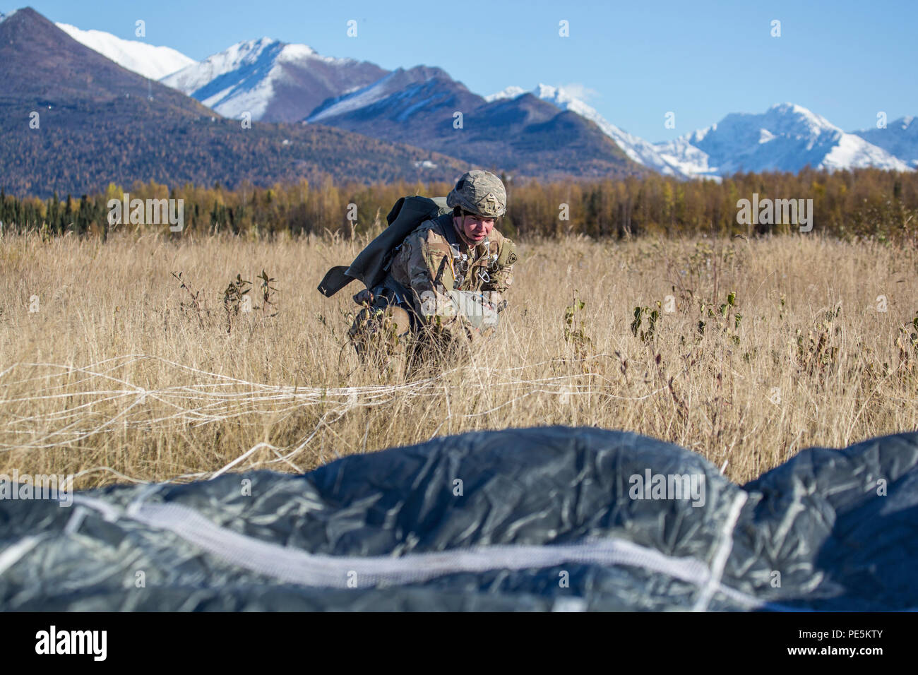 T 11 advanced tactical parachute system hi-res stock photography and ...
