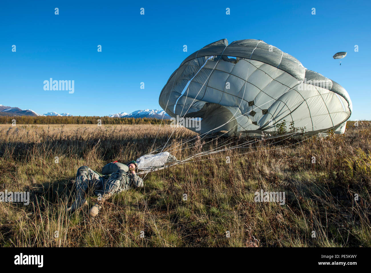 T 11 advanced tactical parachute system hi-res stock photography and ...