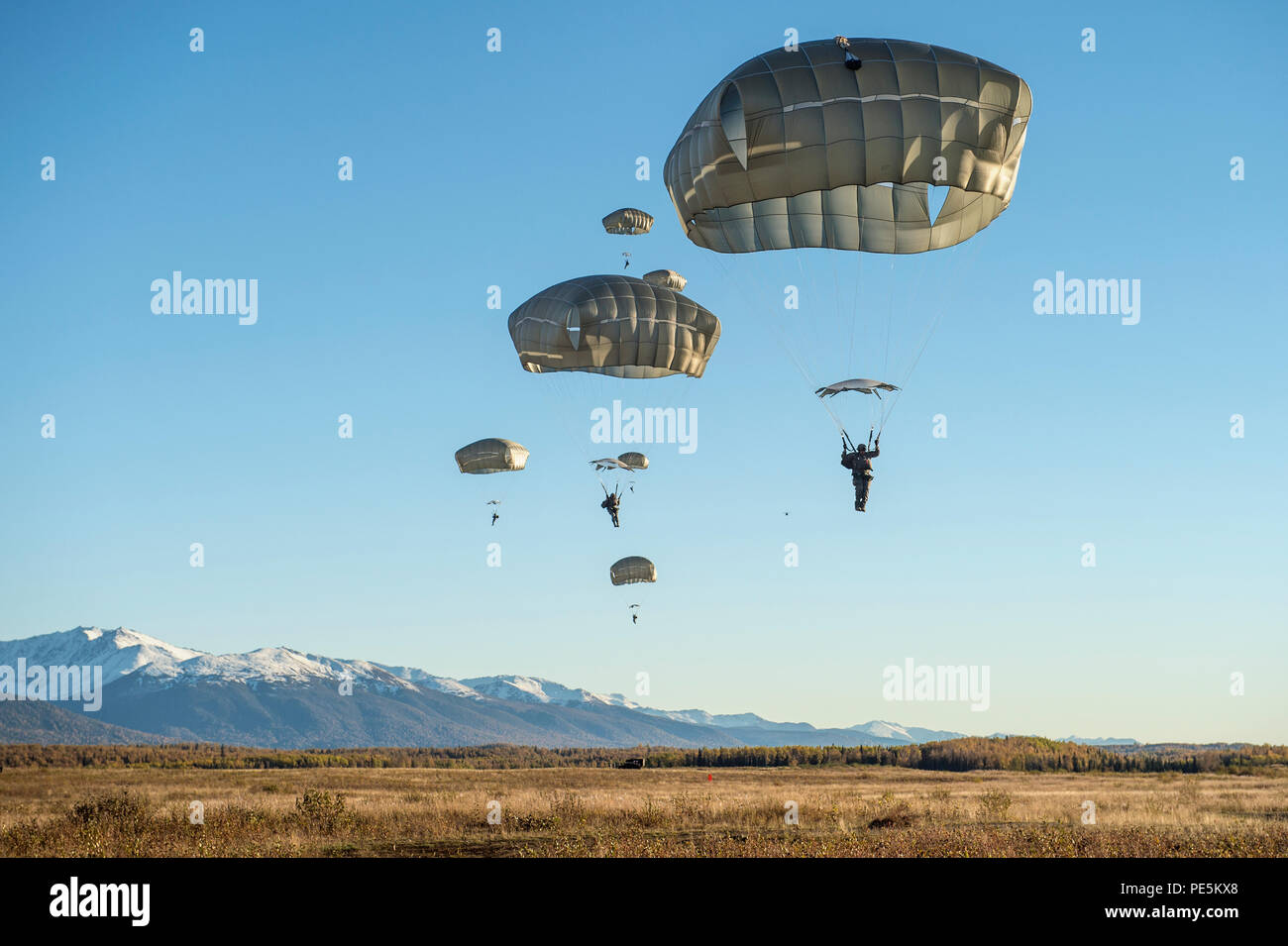 T 11 advanced tactical parachute system hi-res stock photography and ...
