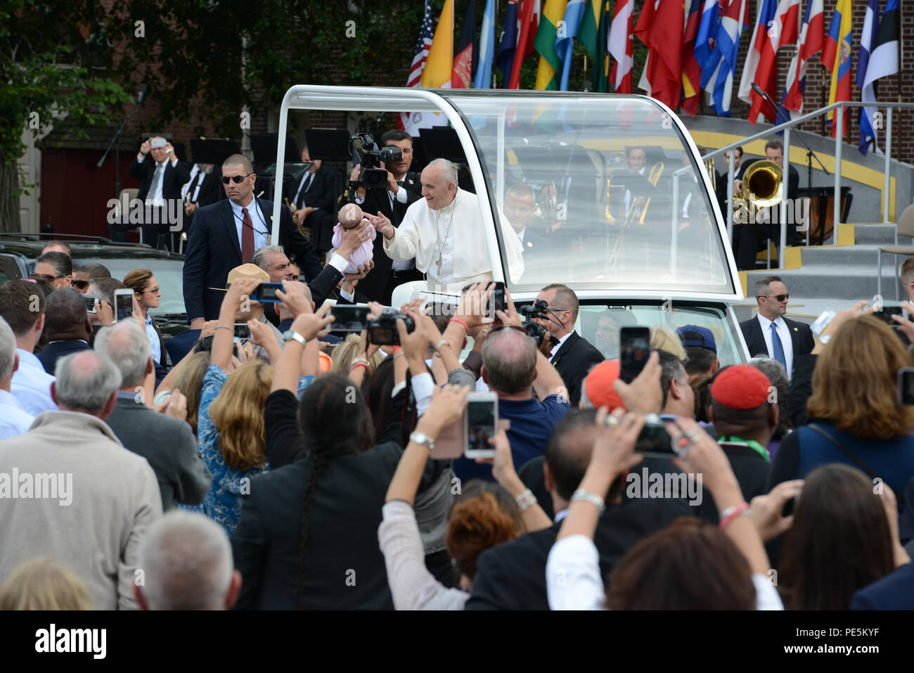 Pope Francis waves to the crowd at Independence Hall in Philadelphia ...