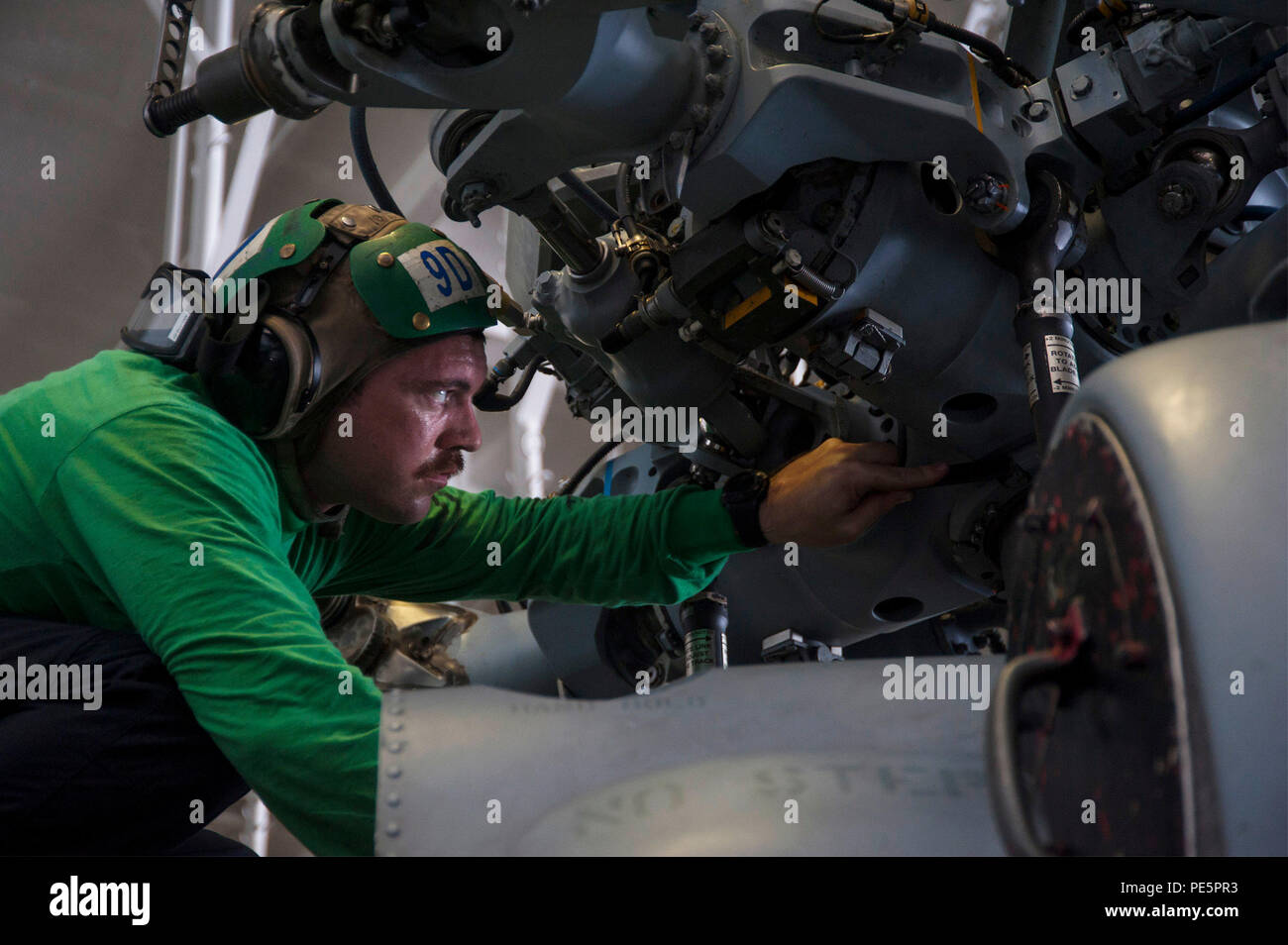 150928-N-QH848-008 ATLANTIC OCEAN (Sept. 28, 2015) Aviation Machinist's ...