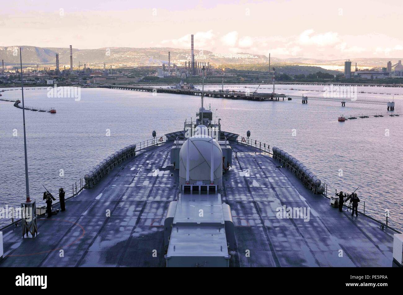 150930-N-VY489-013 AUGUSTA BAY, Sicily (Sept. 30, 2015) The U.S. 6th ...