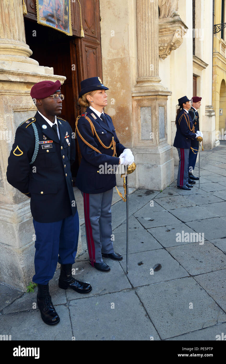 Italian police and Paratroopers from the 2nd Battalion (Airborne ...