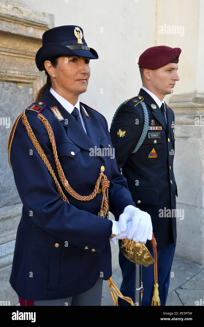 Italian police and Paratroopers from the 2nd Battalion (Airborne ...
